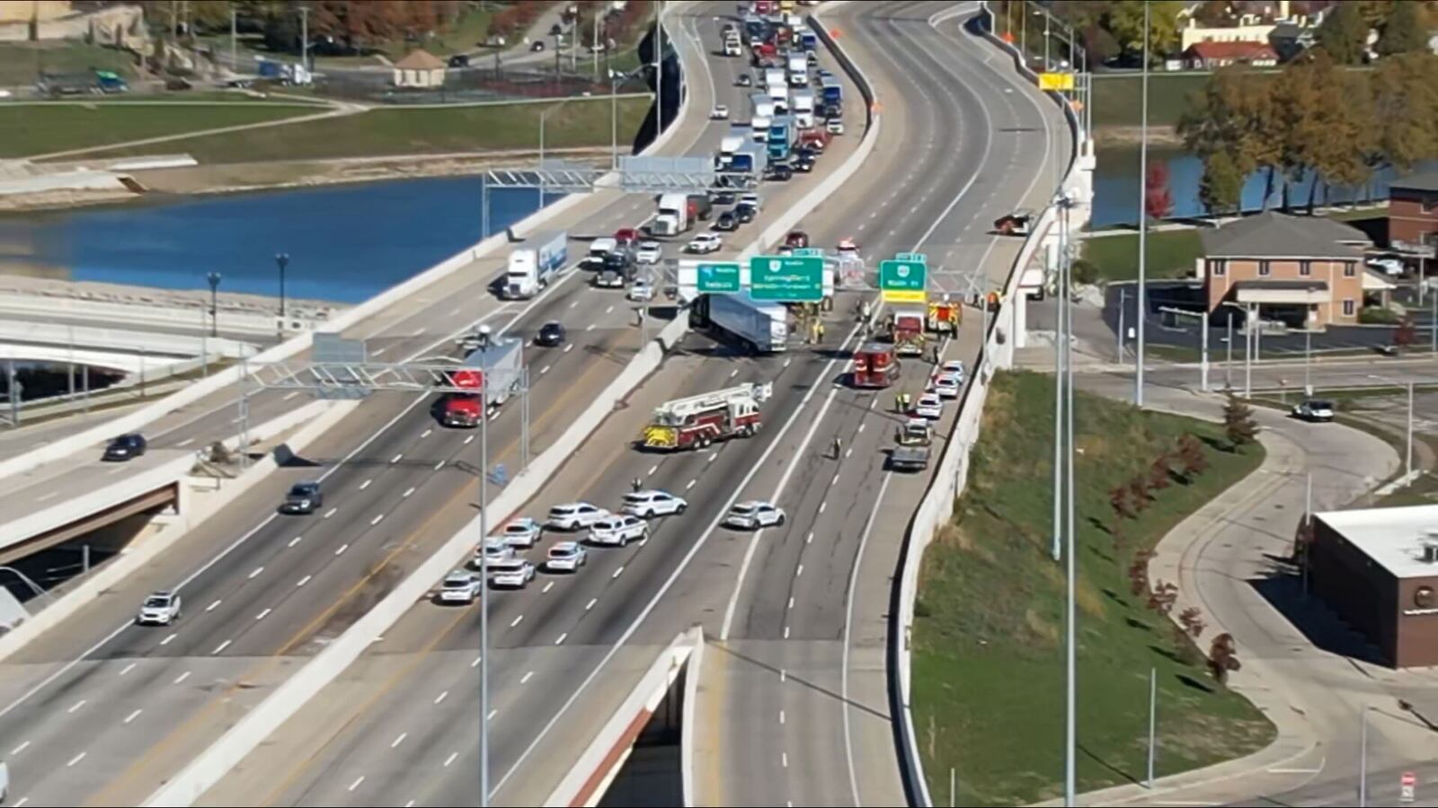 Coroner IDs 34-year-old man killed in four-vehicle crash on I-75 – K99.1FM